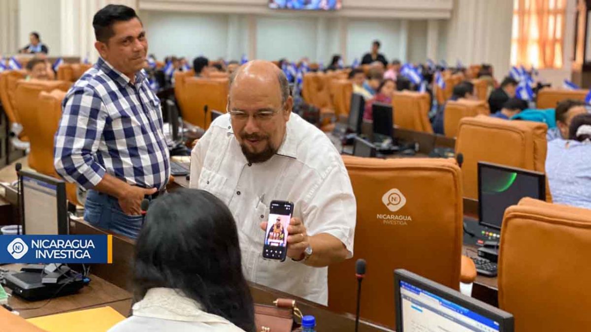 Edwin Castro reaparece en el plenario usando mascarilla por primera vez