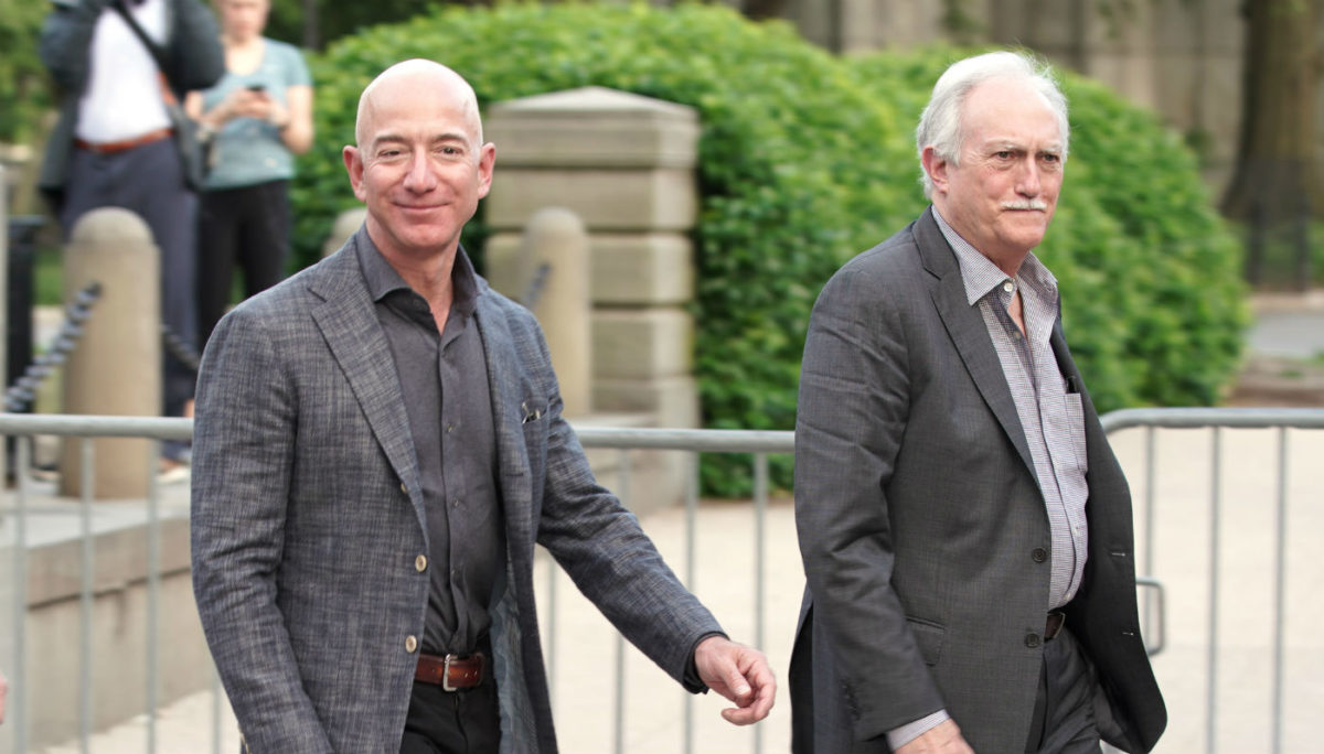 Jeff Bezos; su padre lo abandonó y lo buscó cuando era millonario ...