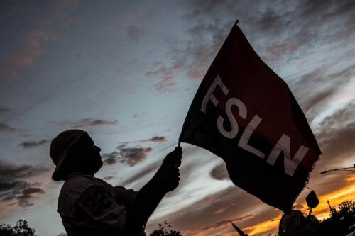 Diputados sandinistas oficializan la bandera del FSLN como símbolo patrio