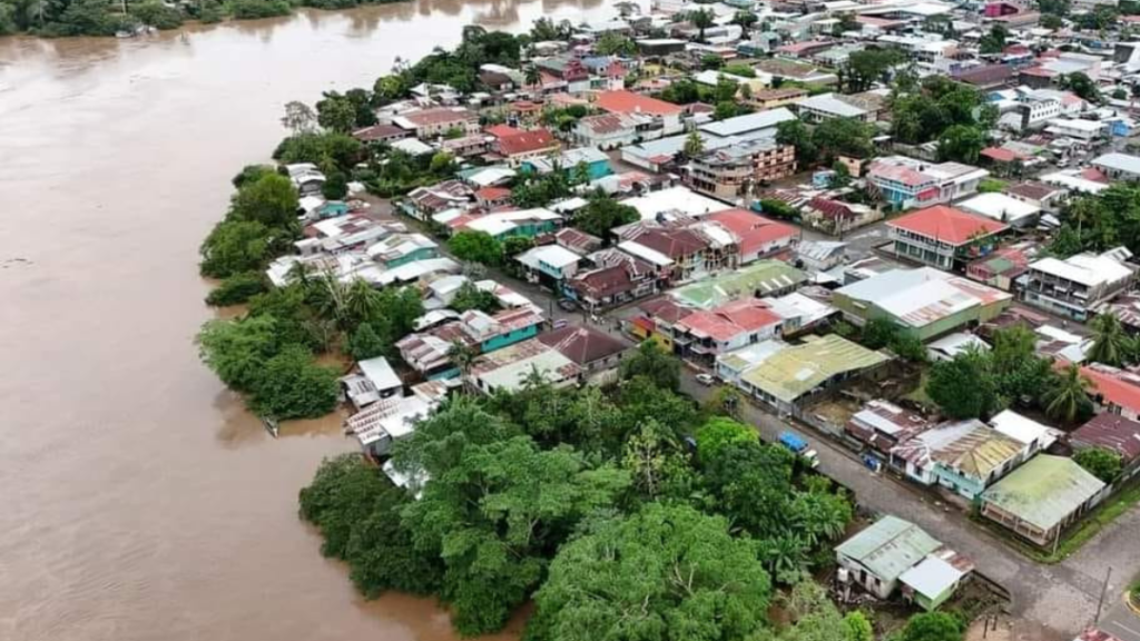 El Rama quedó inundado tras el paso de onda tropical