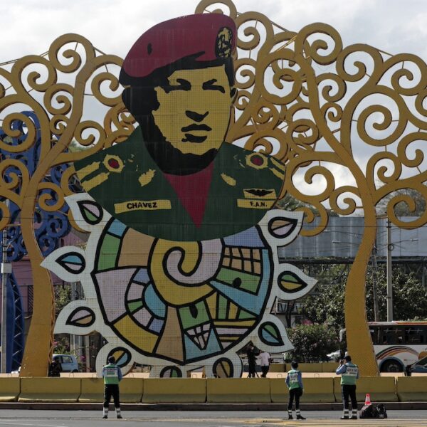 Diputados sandinistas oficializan la bandera del FSLN como símbolo patrio