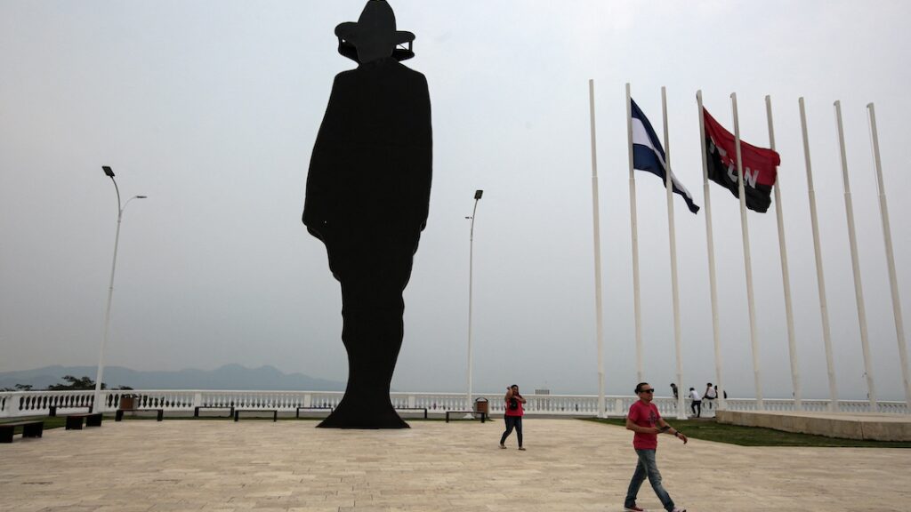 Diputados sandinistas oficializan la bandera del FSLN como símbolo patrio