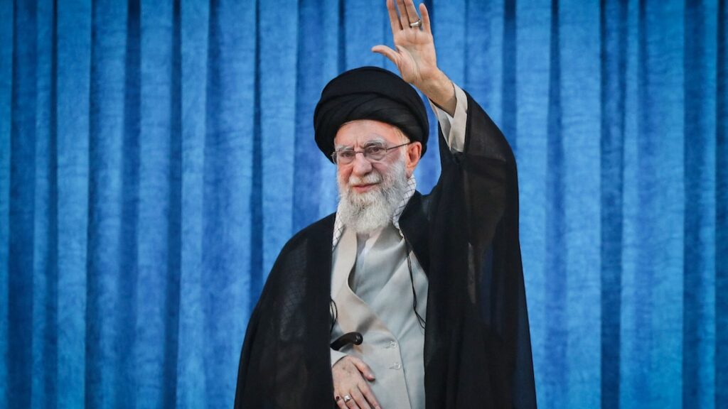 ¿Quién es el líder supremo iraní, el ayatolá Ali Jamenei y qué se juega ...