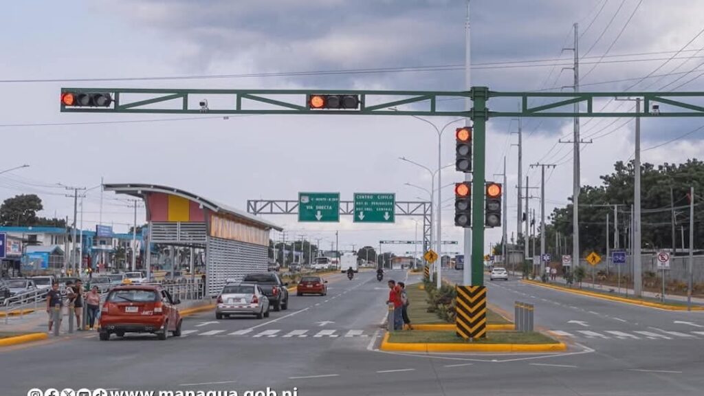 Diputados sandinistas oficializan la bandera del FSLN como símbolo patrio