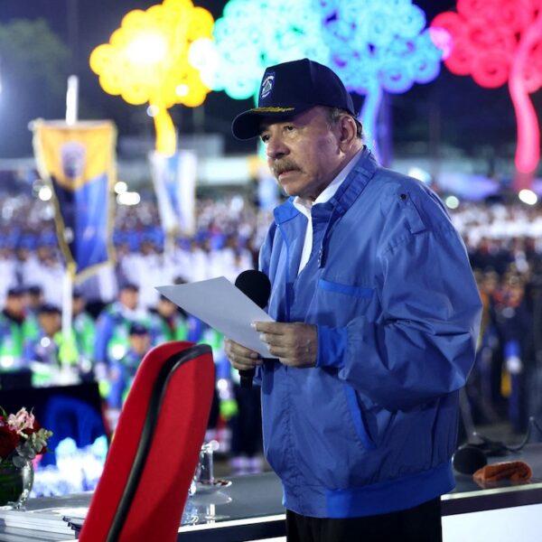 Diputados sandinistas oficializan la bandera del FSLN como símbolo patrio