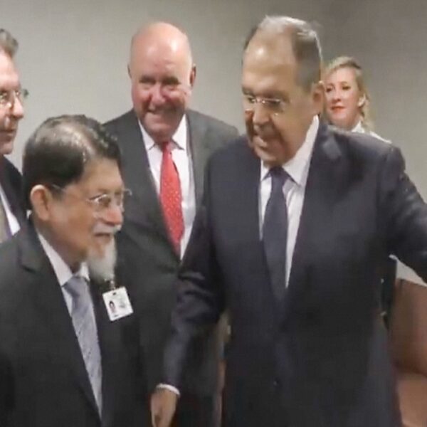 Diputados sandinistas oficializan la bandera del FSLN como símbolo patrio