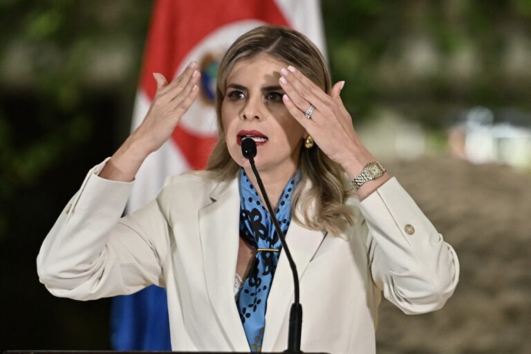 Presidenta de Costa Rica, Laura Fernández, evacuada de emergencia tras ...